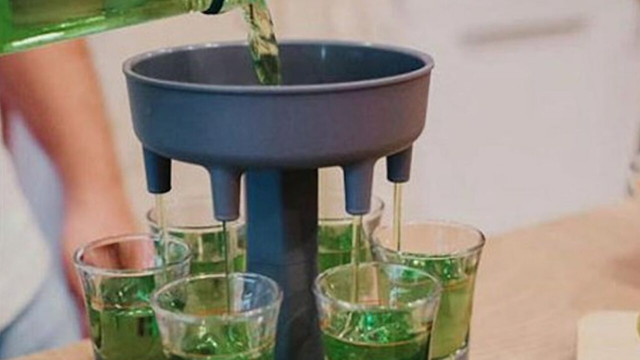 Deze slimme gadget schenkt jouw shotjes binnen enkele seconden ...